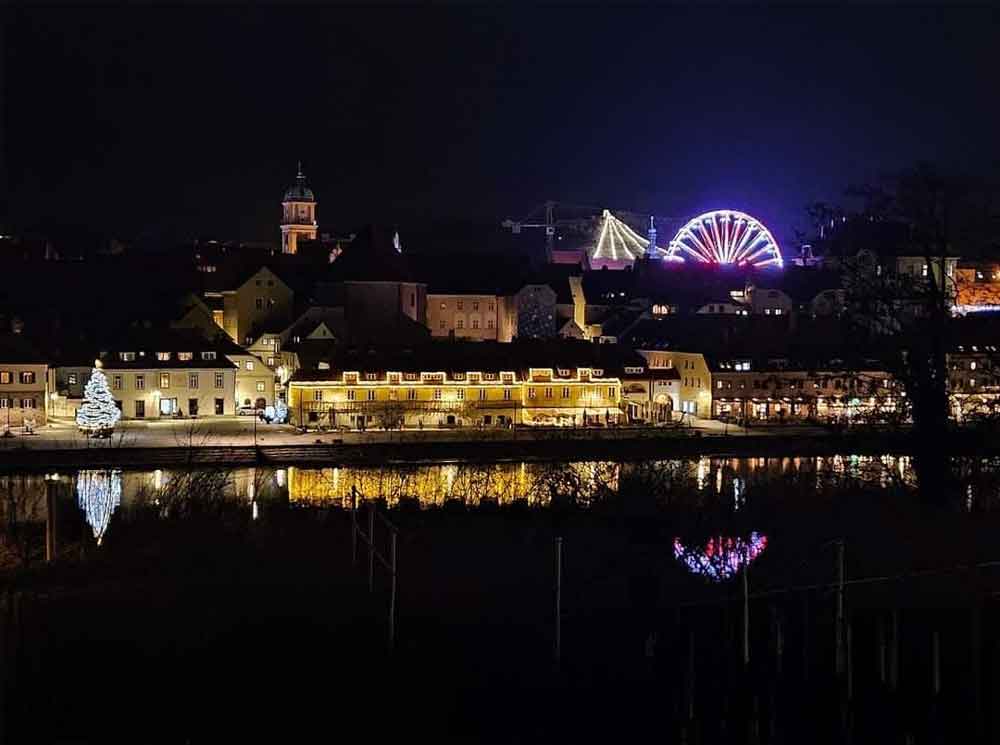 Praznično vzdušje: V katerem mestu bo prva zažarela praznična okrasitev?